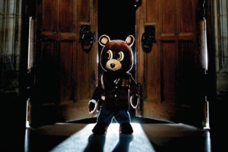 Kanye West : retour sur le style universitaire du Dropout Bear - RapCity